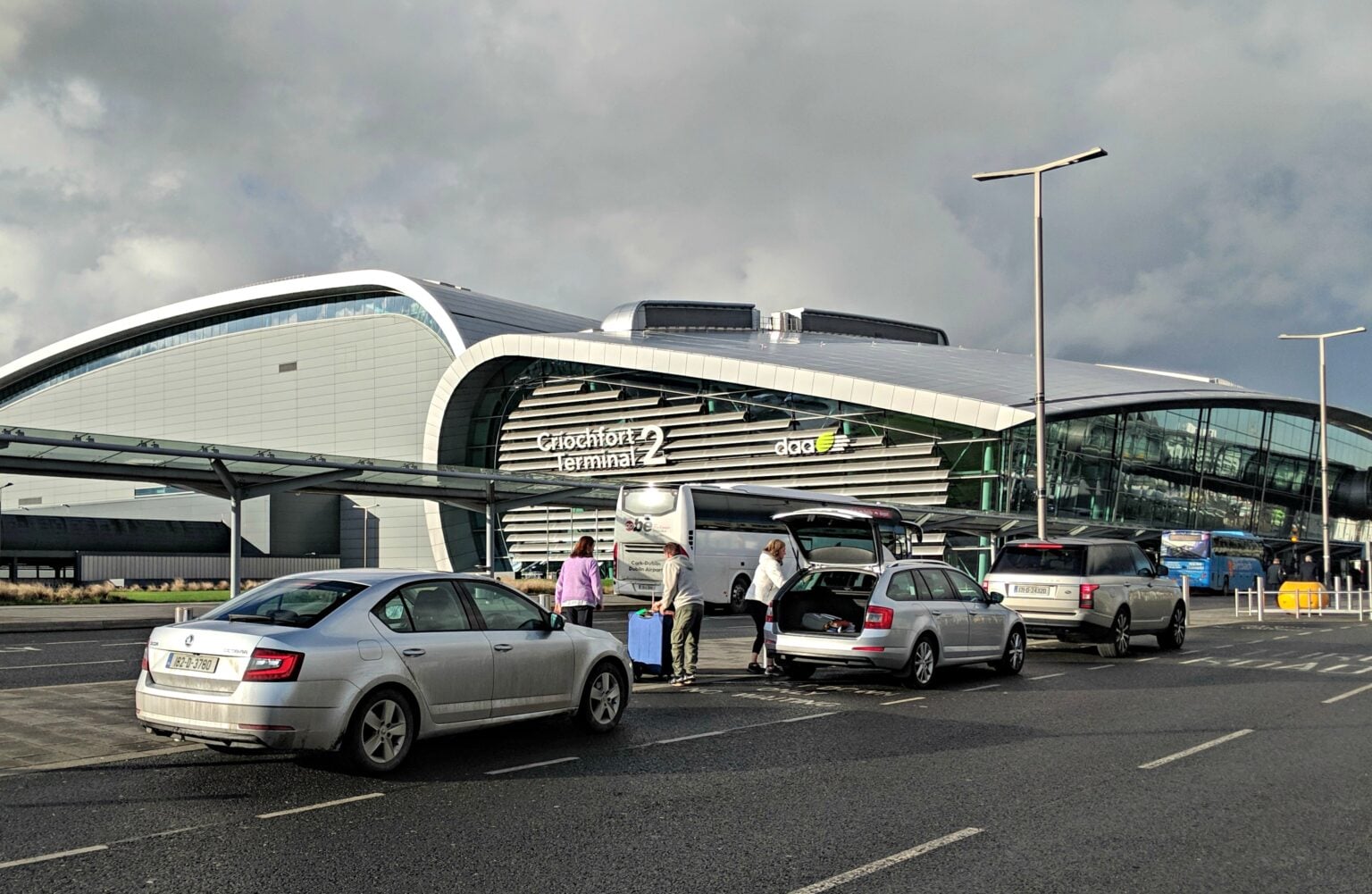 How to Get from Dublin Airport to Dublin City Centre: Bus or Taxi?
